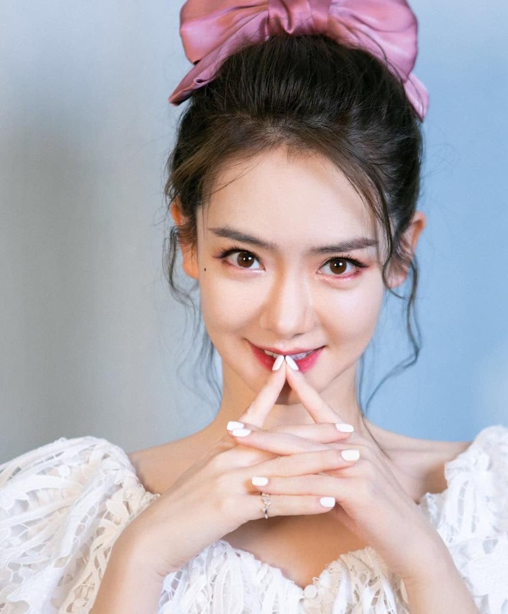 戚薇身穿白色连衣裙搭配蝴蝶结，看着好看，最美辣妈当属是她__财经头条