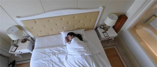 “酒店试睡员”年薪超30万，吃住全都免费，为何干这行的人却很少|酒店|试睡员|职业_新浪新闻