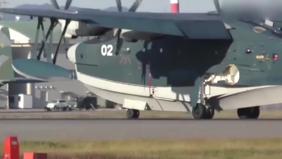 实拍日本US-2水上飞机陆地起飞，这造型太复古了吧！_新浪新闻