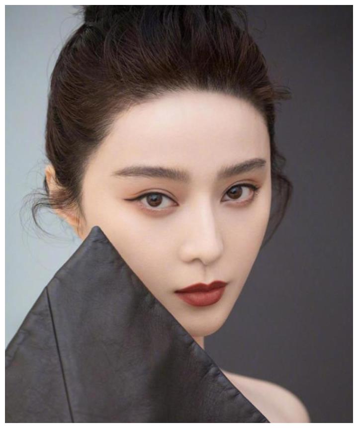 范冰冰与神秘男合照曝光，互搂肩膀行为亲呢，男子被扒身份不一般__财经头条