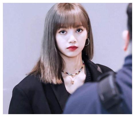 Lisa自称素颜吓人，被导演逼到卸妆后：肤色太真实了__财经头条