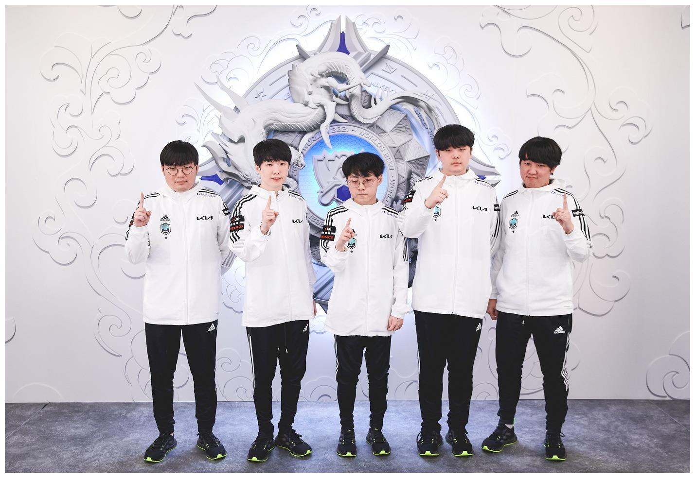 FPX爆冷淘汰，C9完成逆转挺进八强