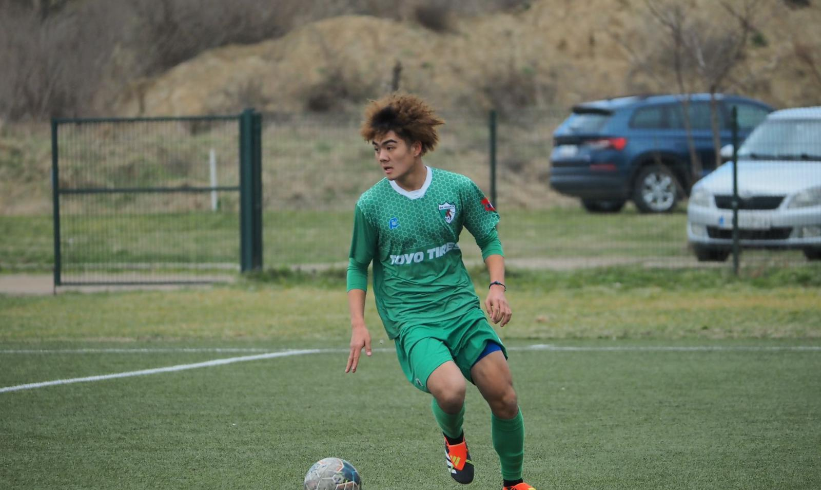 喜讯！18岁中国球员留洋，加盟欧甲级球队，国足右后卫有接班人了|国足|球队|喜讯_新浪新闻