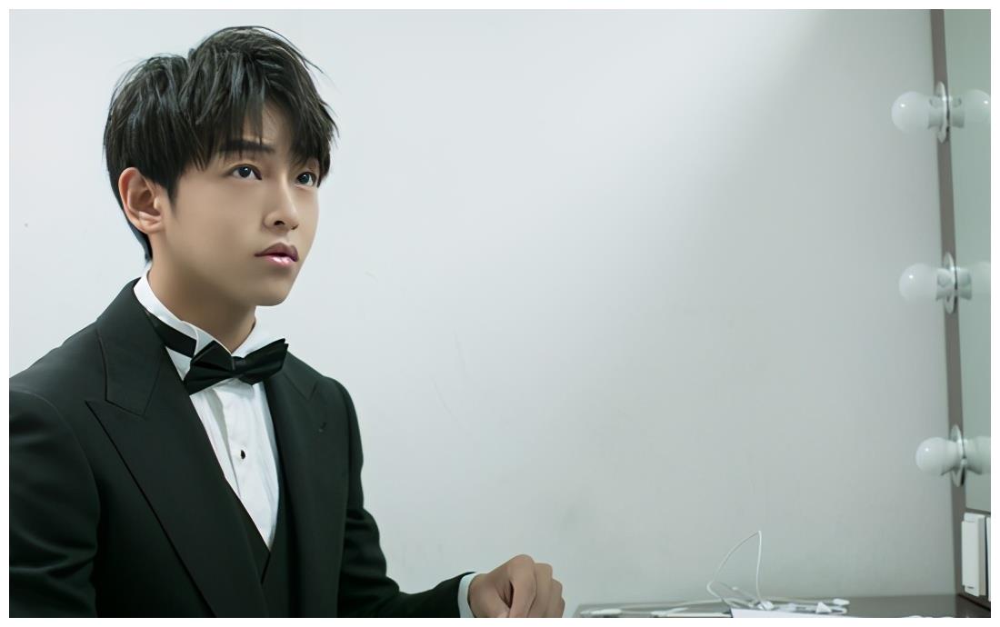 他是一个年轻乐观的男演员，潜力无限有担当，浑身充满着少年气