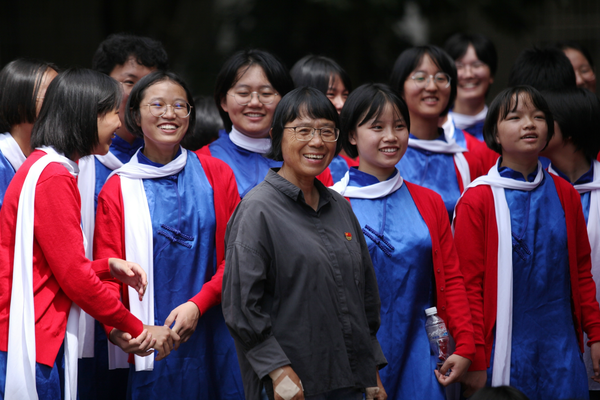 两代“江姐”传承者赴云南丽江华坪女子高级中学传唱《红梅赞》|云南|江姐|张桂梅_新浪新闻