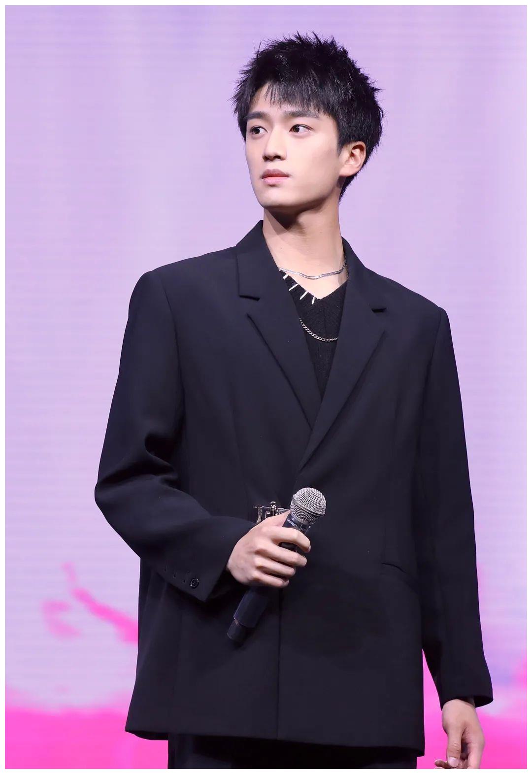 演员张康乐用青春和信念唱响《坚信爱会赢》，奉献给亲爱的祖国__财经头条