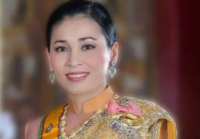 泰国嫡庶差别好大！颂妃以儿媳身份奔丧，苏提达没资格出席葬礼|莎瓦丽|玛哈|国王_新浪新闻