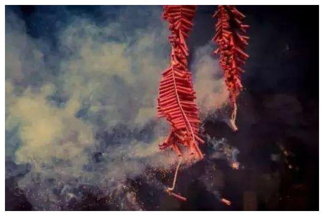 你小时候放过鞭炮吗？都有什么新奇的玩法？__财经头条