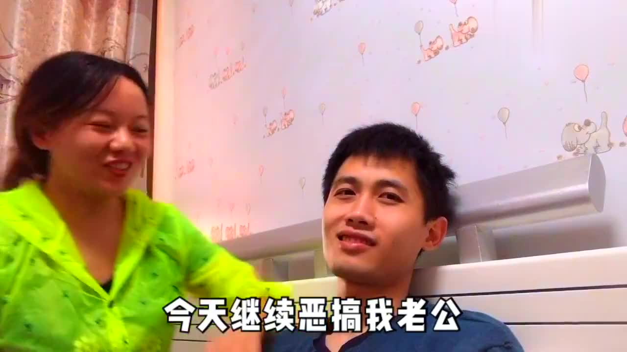 这女的要是不化妆,估计能吓退一个师