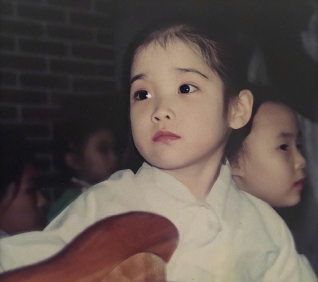 iu小时候的照片大家见过了吗，从小美到大