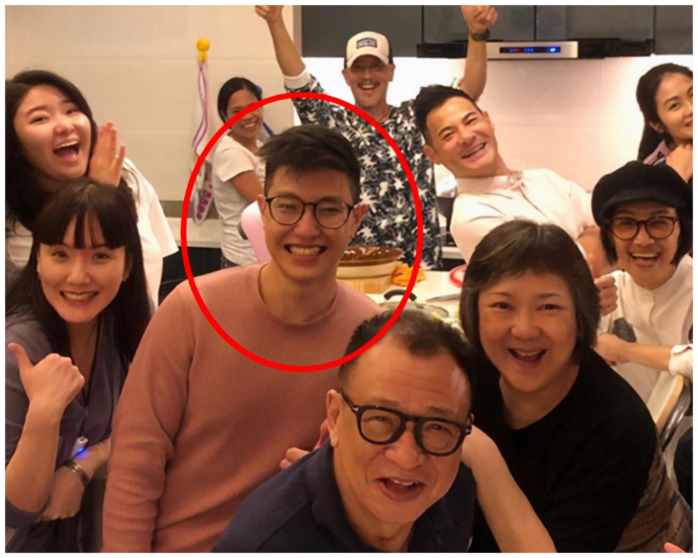 许绍雄72岁生日，豪宅开派对一家三口同框，23岁女儿气质出众