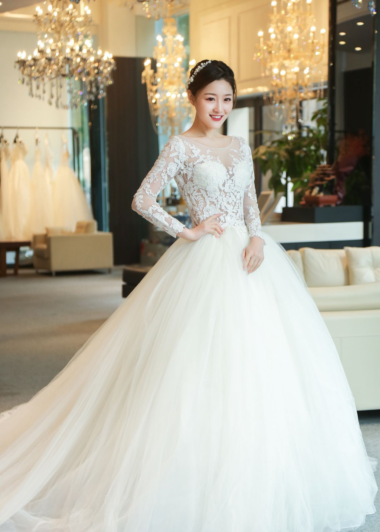 同是半透明蕾丝婚纱长裙，优雅和可爱两种风格你更喜欢谁？