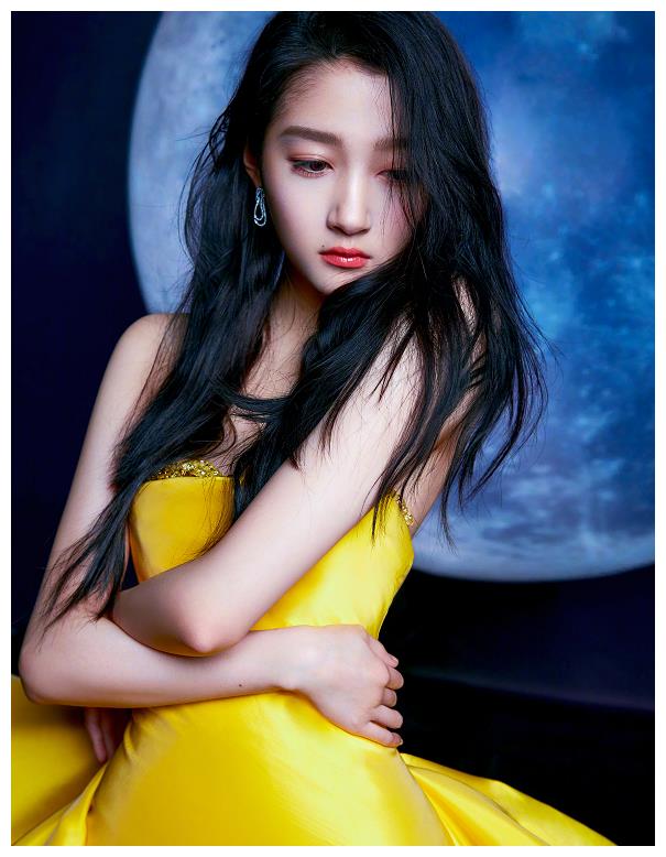 关晓彤微博之夜造型,穿明黄露背拖尾长裙头身比也太绝了