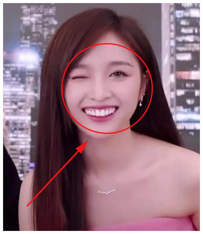 吴宣仪直播踩点Wink，月牙笑眼超甜，我却注意到她的烤瓷牙