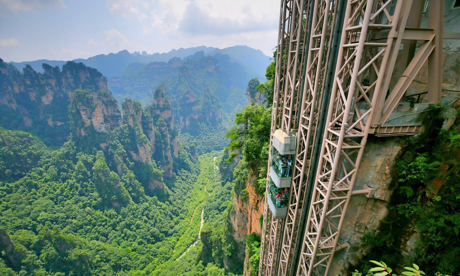 张家界藏着“世界最高户外电梯”，载入吉尼斯，游客直呼：太刺激