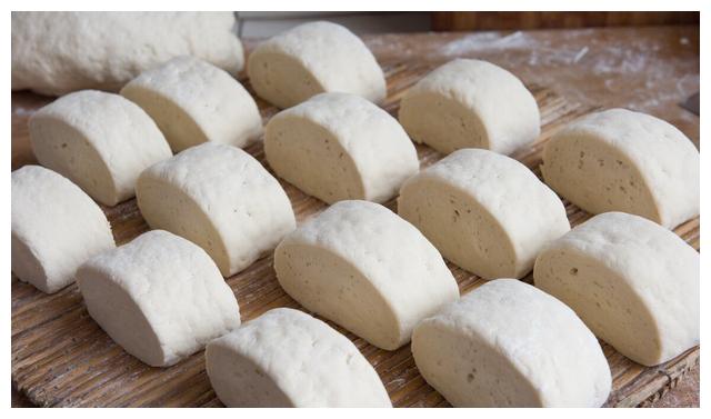 山东馒头的正宗做法,蓬松暄软,麦香浓郁,筋道可口不塌陷回缩__财经头条