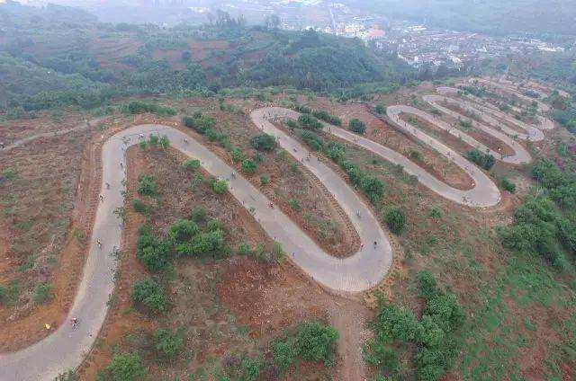 世界最“弯”公路:就在中国,7公里68道拐,山路十八弯算什么 财经头条