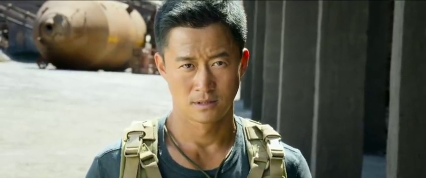 战狼：坦克指着吴京，吴京丝毫不慌，还竖起了中指_新浪新闻