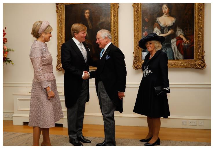 73岁卡米拉不懂礼节！给荷兰王后行屈膝礼，英女王当场就脸黑了