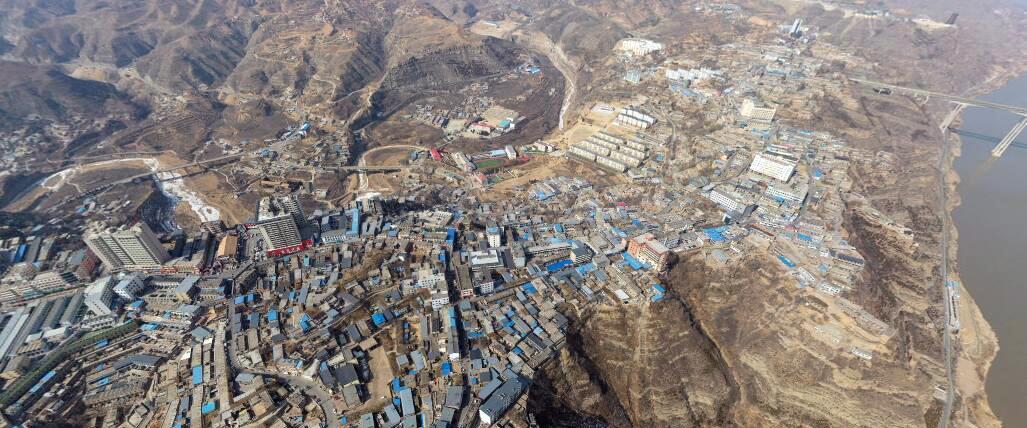陕西榆林唯一的单字县，县城建在黄河边山坡上，和山西隔河相望