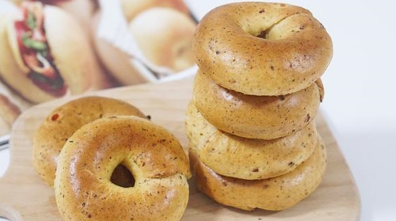 做贝果总是失败？贝果制作的技巧都在这里，看看你哪里做错了|腊肠|香葱|烘焙纸_新浪新闻