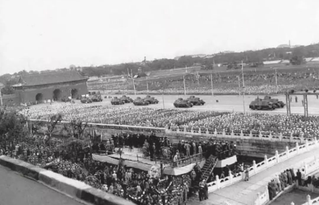 70张老照片回顾1949年开国大典前后的历史画面，部分照片首次公开