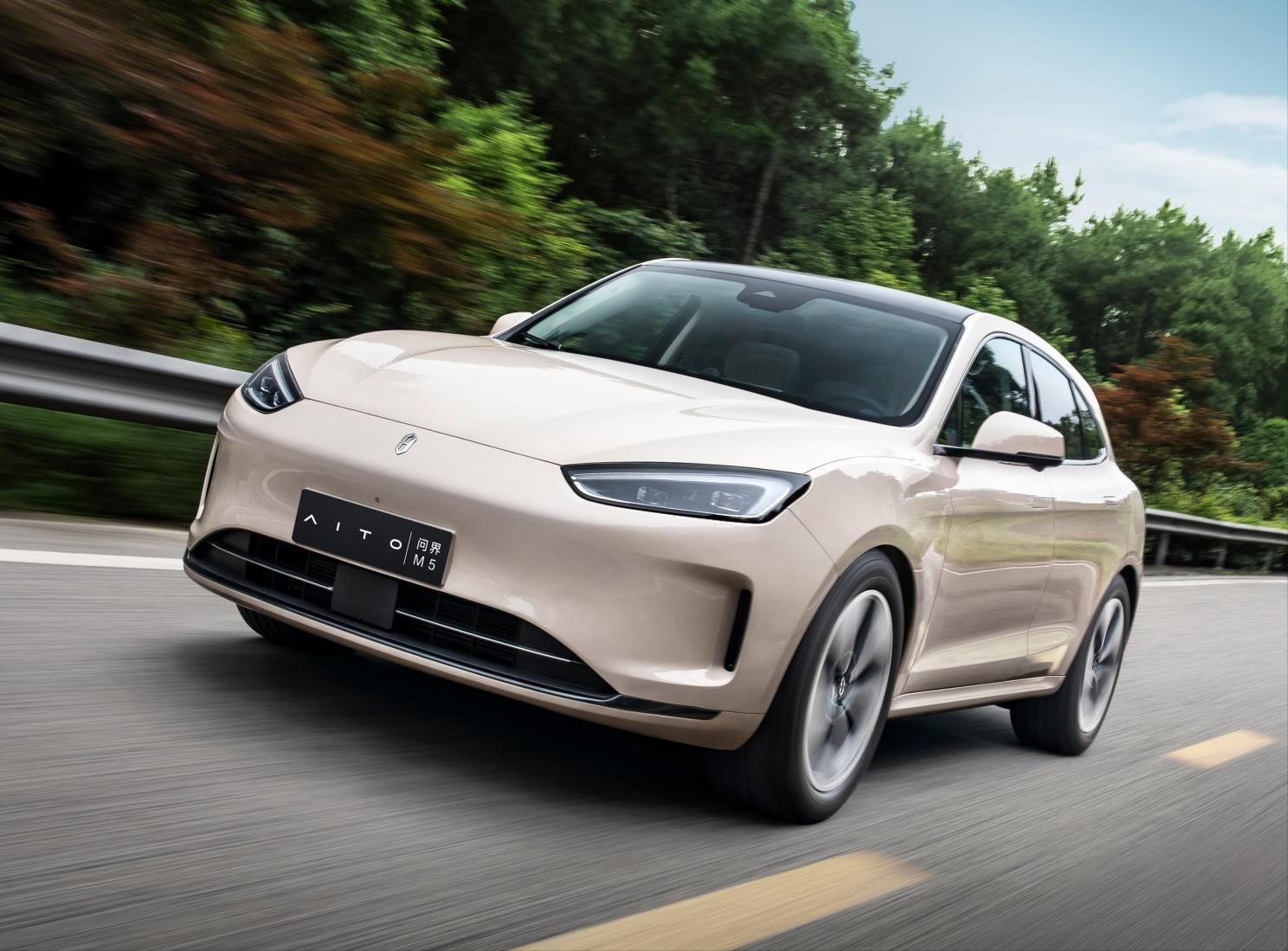 问界M5 EV将于9月初发布！华为高管余承东:全世界颜值最高的SUV__财经头条