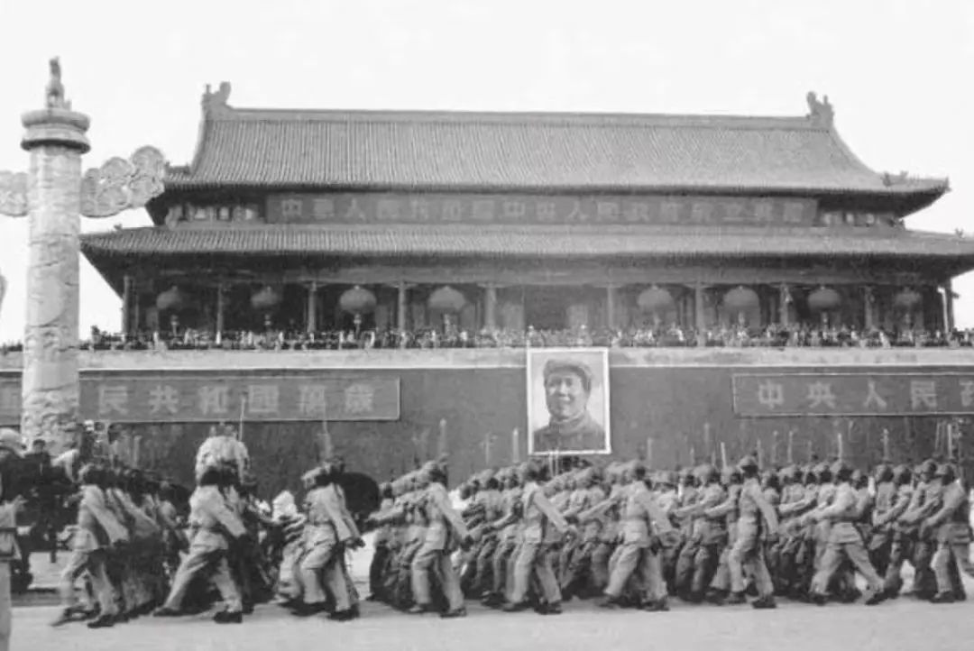 70张老照片回顾1949年开国大典前后的历史画面，部分照片首次公开