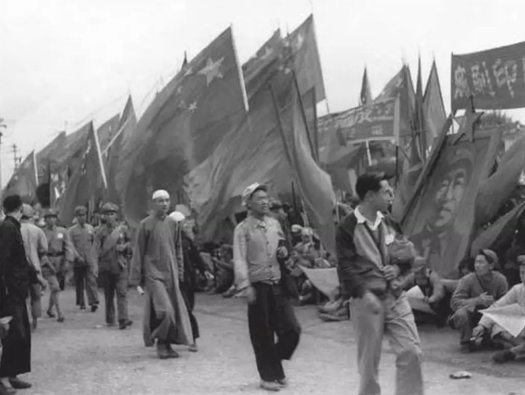 70张老照片回顾1949年开国大典前后的历史画面，部分照片首次公开