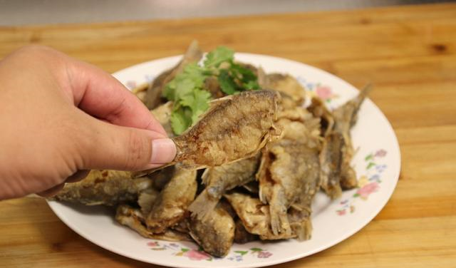 炸鱼时，直接下油锅大错特错，多加这一步，保证鱼金黄酥脆不破皮