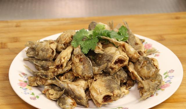 炸鱼时，直接下油锅大错特错，多加这一步，保证鱼金黄酥脆不破皮