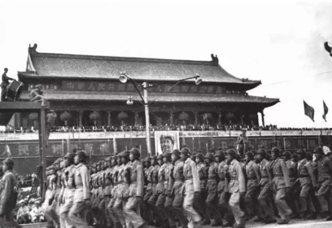 70张老照片回顾1949年开国大典前后的历史画面，部分照片首次公开