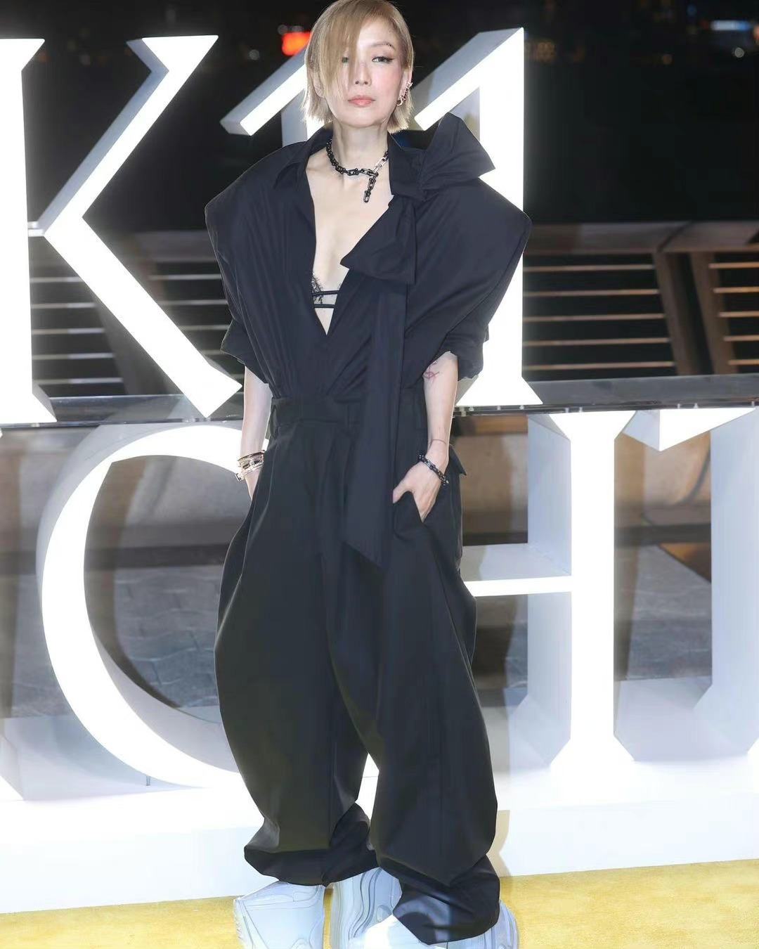 郑秀文出席香港K11 Night，一身2022秋冬高定男装先锋