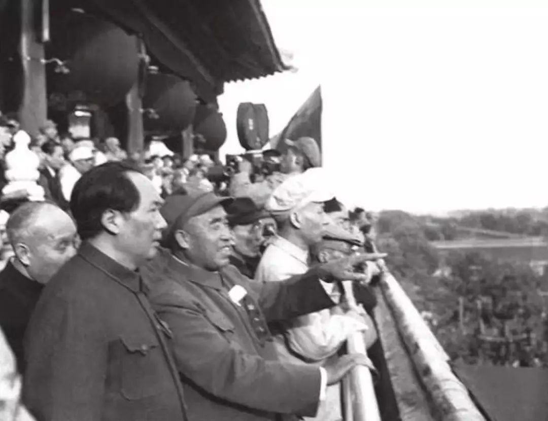 70张老照片回顾1949年开国大典前后的历史画面，部分照片首次公开