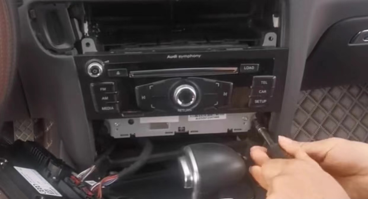 智马力奥迪Q5L无线carplay模块08年-18年无线hicar升级无损教程__财经头条