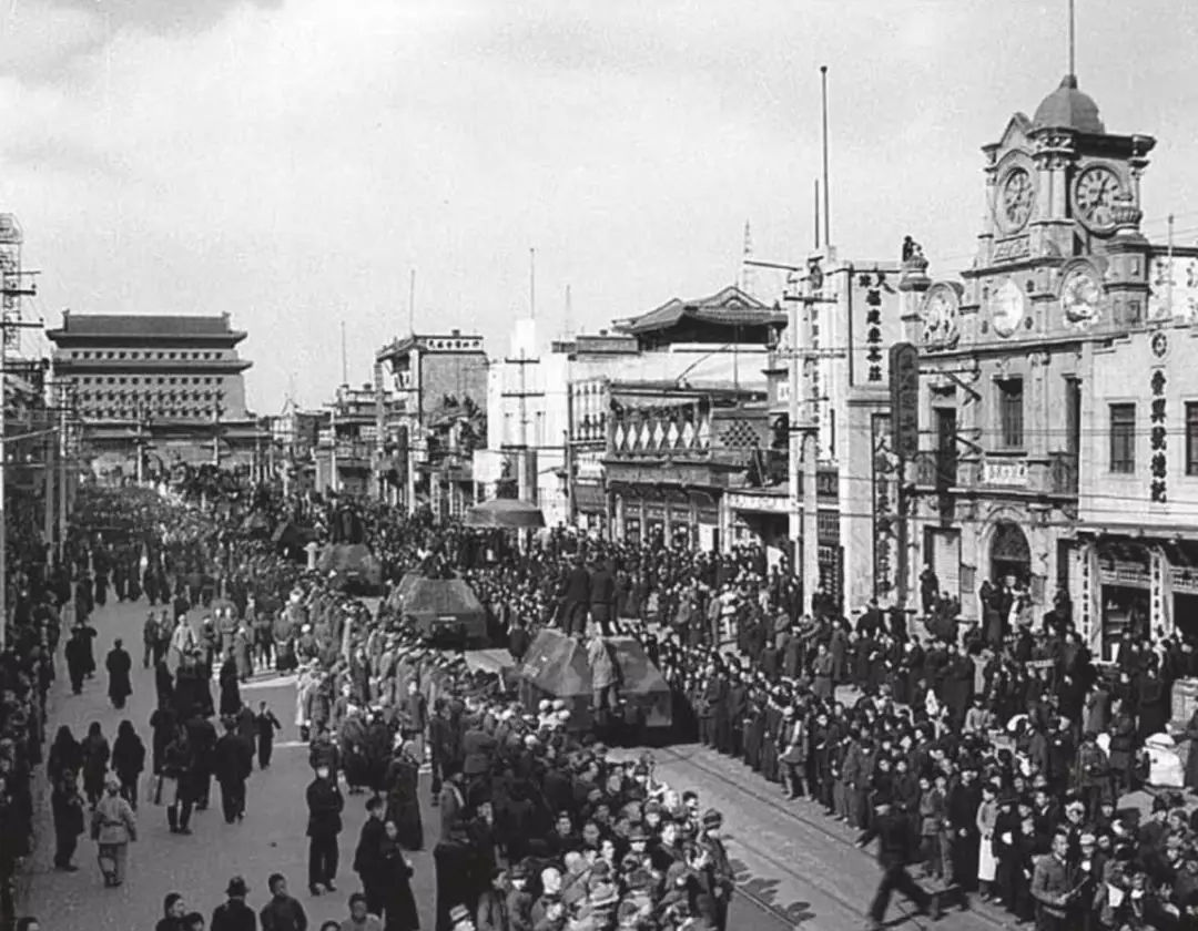 70张老照片回顾1949年开国大典前后的历史画面，部分照片首次公开
