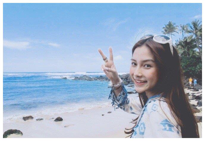 Angelababy海边冲浪，好身材满满的少女感__财经头条