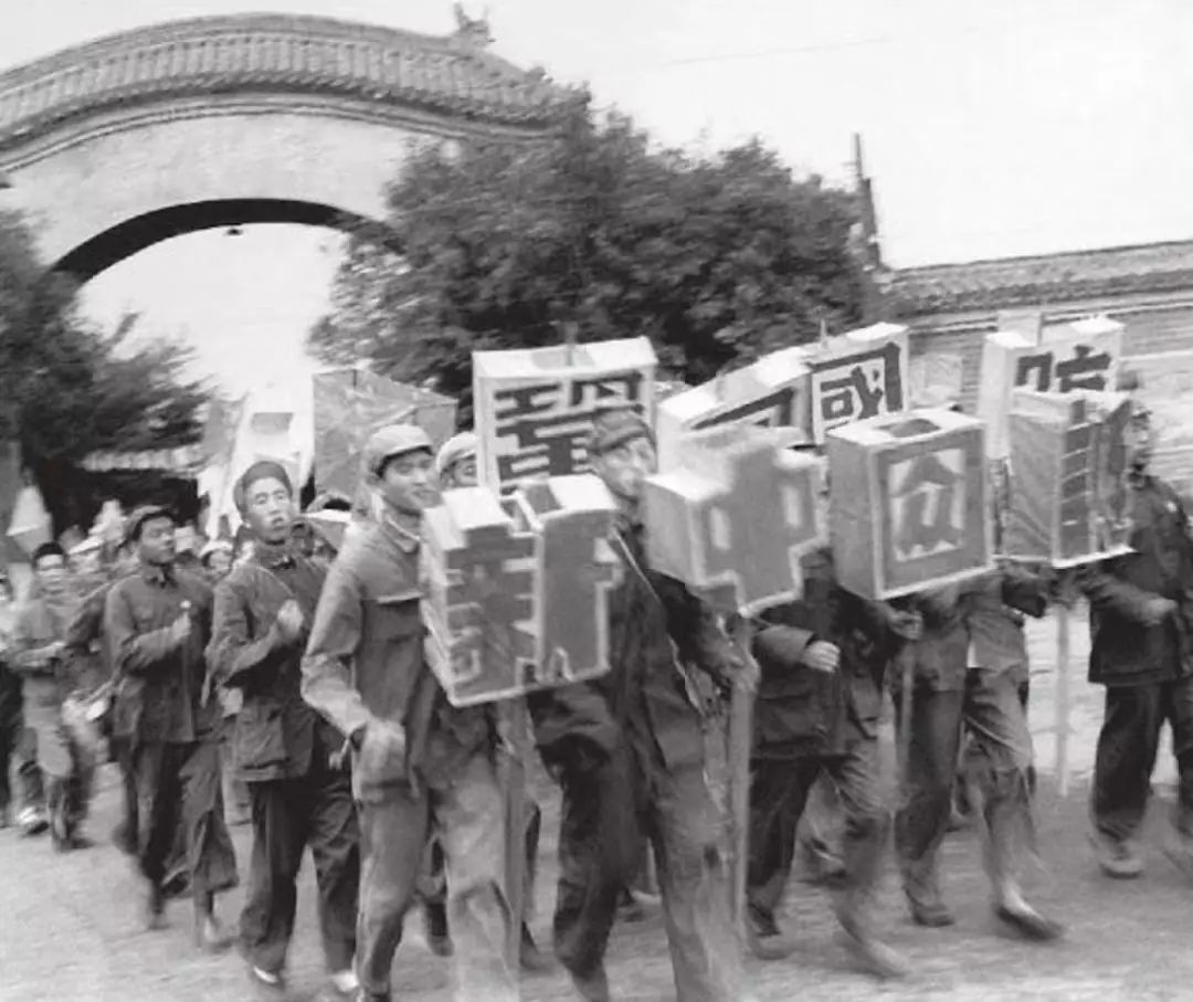 70张老照片回顾1949年开国大典前后的历史画面，部分照片首次公开