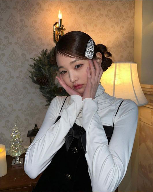 韩国女团IVE成员张员瑛发照 卖萌挤眼wink