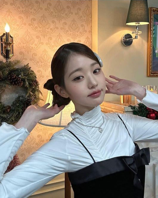 韩国女团IVE成员张员瑛发照 卖萌挤眼wink|女团|美貌|韩国_新浪新闻