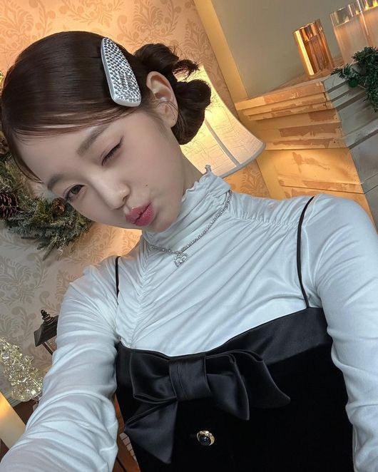 韩国女团IVE成员张员瑛发照 卖萌挤眼wink|女团|美貌|韩国_新浪新闻