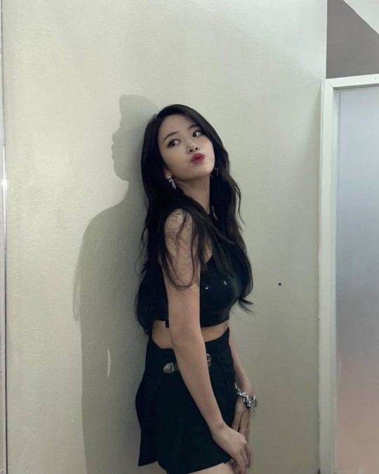 IVE成员安宥真SNS发照 穿小黑裙气质美艳|女团|美貌|韩国_新浪新闻