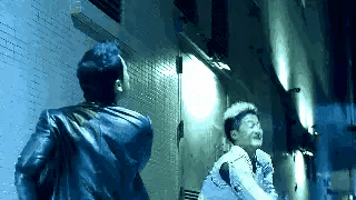 甄子丹听说导演取消《杀破狼》巷战戏说道：这钱我出500万够吗？