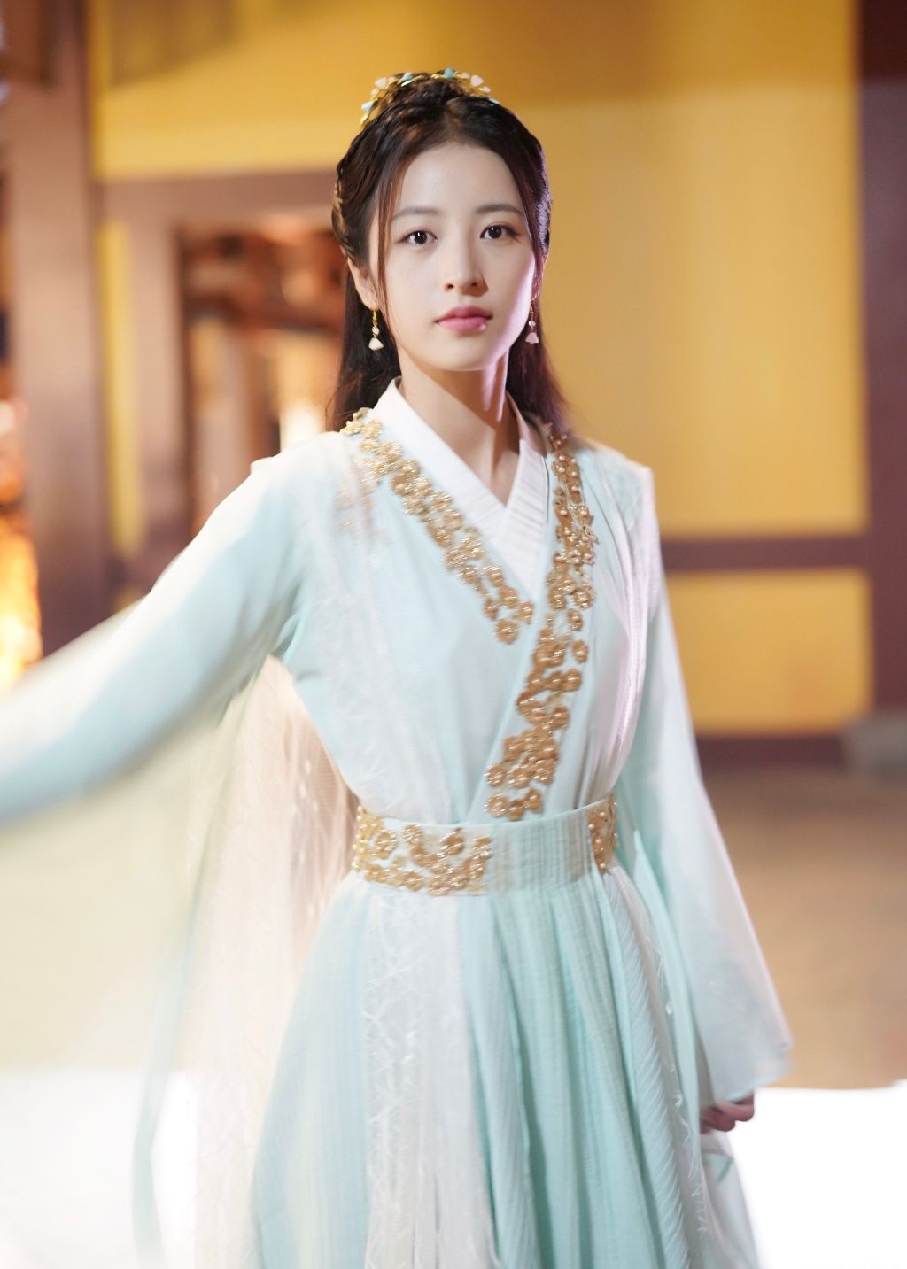 分享一组周雨彤古装造型的剧照，美丽惊艳，有着俏皮小女孩的清新