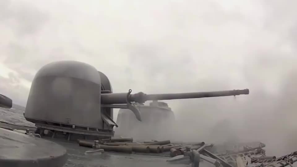 美军MK75型76mm舰炮实弹发射，火力还是很猛的，可惜却是仿制品_新浪新闻