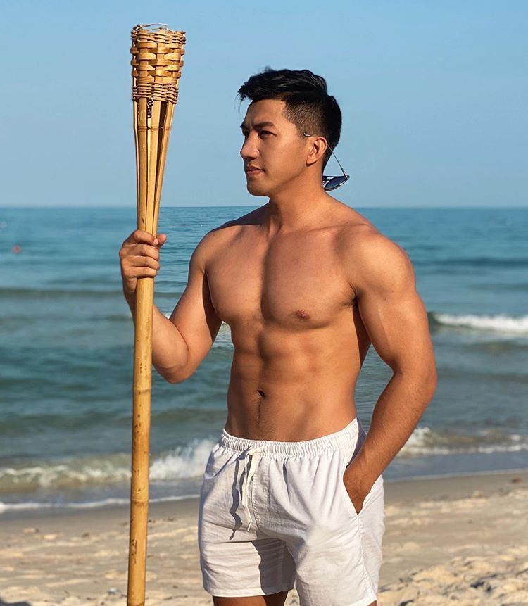 身材壮硕的肌肉帅哥