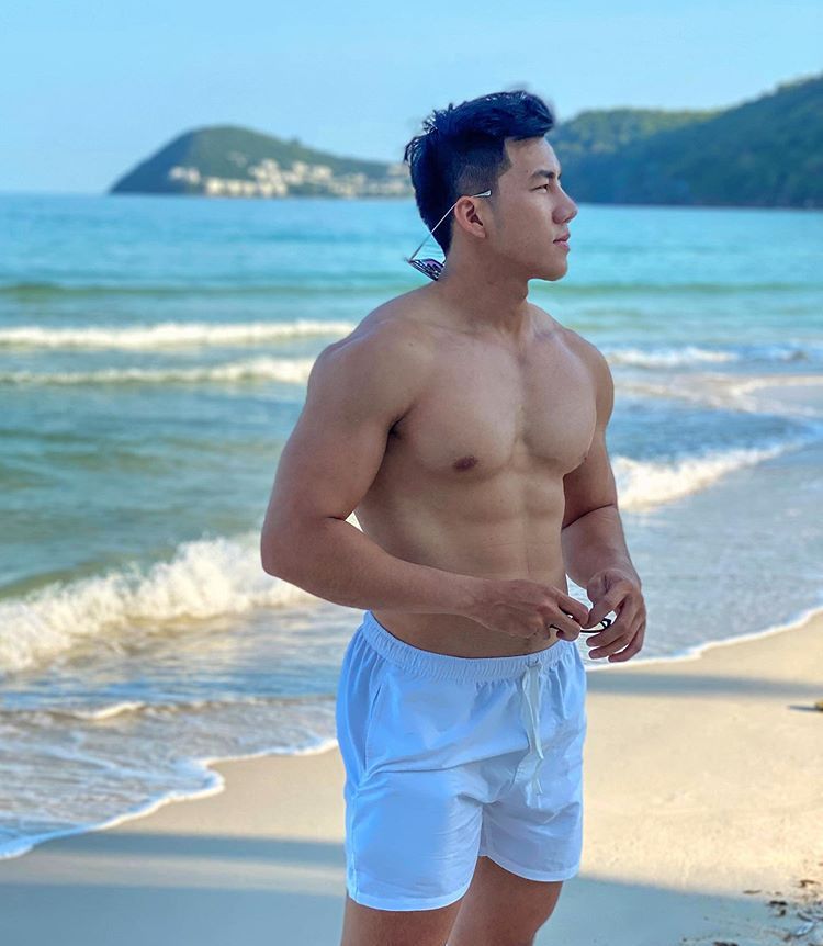 身材壮硕的肌肉帅哥