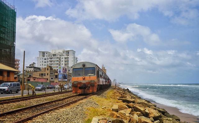 千与千寻海上列车原型，就是斯里兰卡这段火车，许多游客慕名而来__财经头条