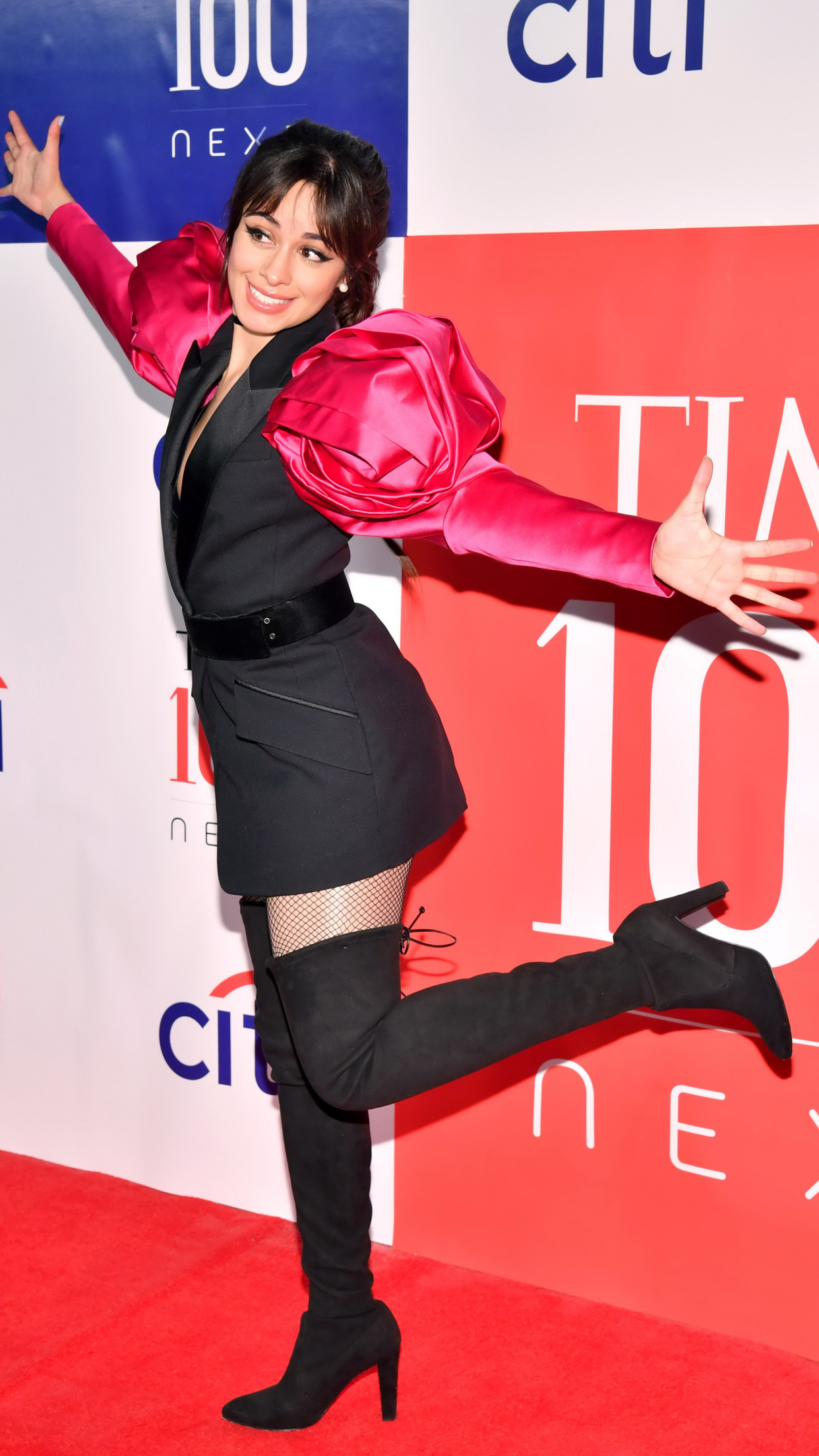 157cm卡妹，穿深V西装连衣裙，藏不住的凹凸感！