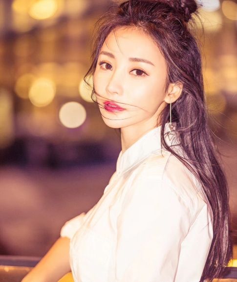 气质女神柳岩,端庄大气,优雅迷人,身材超赞,你喜欢她吗?